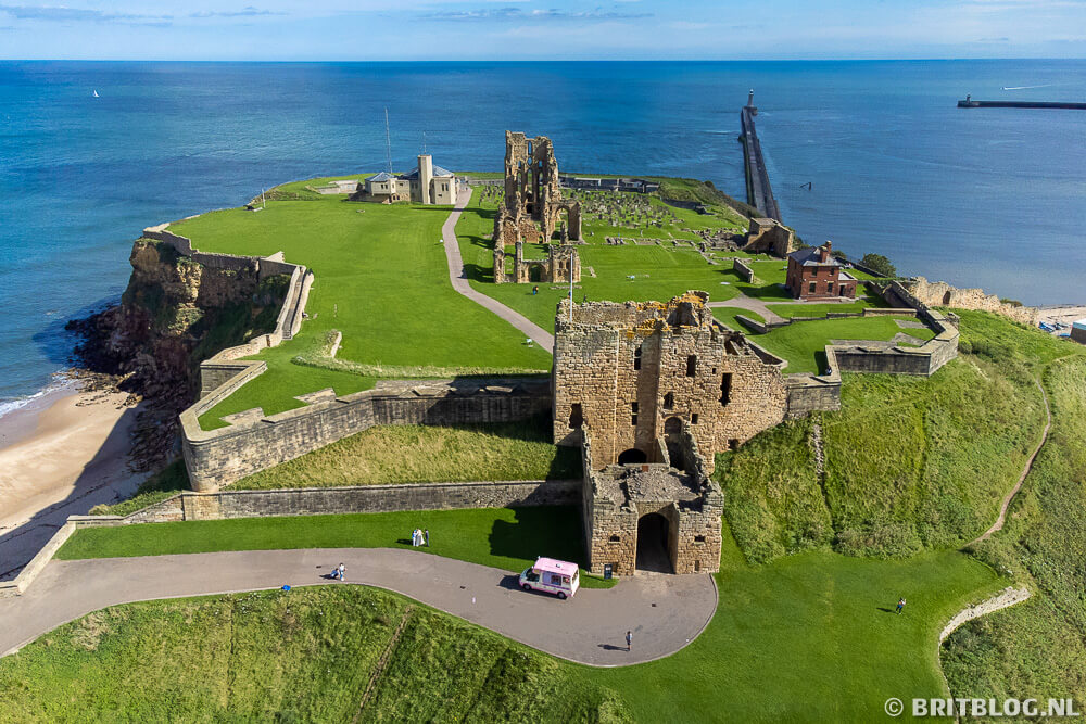 Tynemouth Priory and Castle op de kliffen aan de Noordzee - Britblog